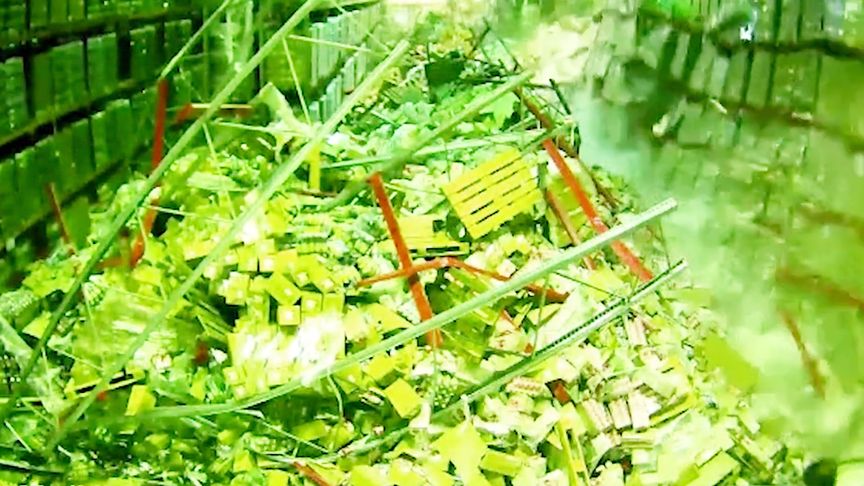 叉车司机碰到货架引发多米诺骨牌效应 其它货架纷纷倒塌