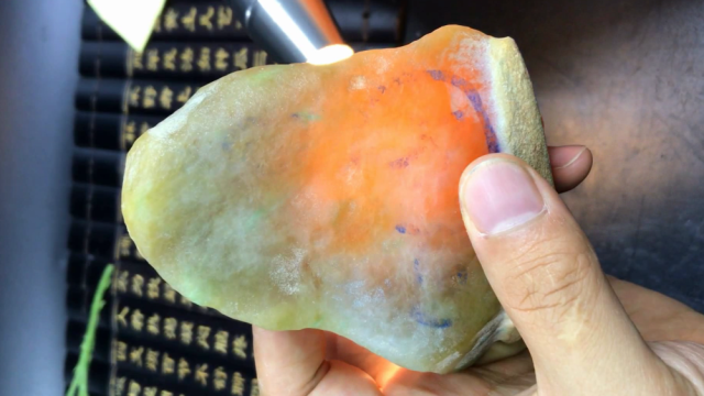 翡翠切石:两万块买了块奇形怪状的翡翠原石,切开雕刻后都傻眼了