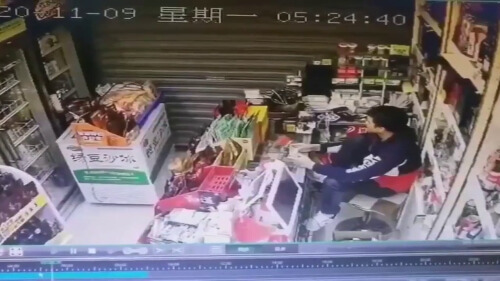 店主守铺遇到小偷撬门正好逮个正着