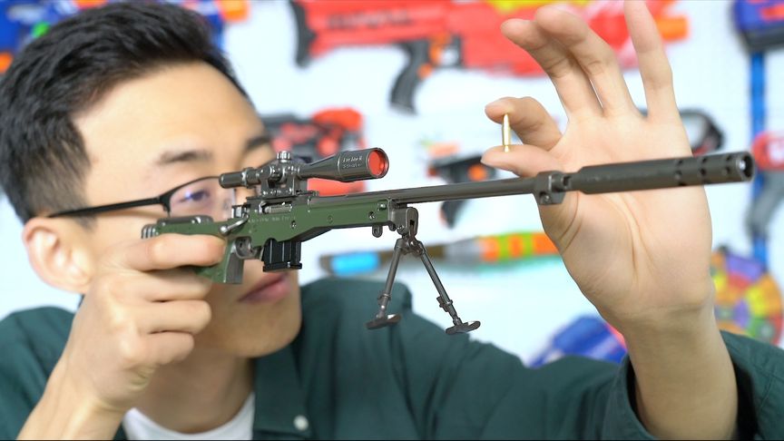 试玩迷你AWM模型枪,配带袖珍合金弹头,拉栓上膛还有抛壳功能