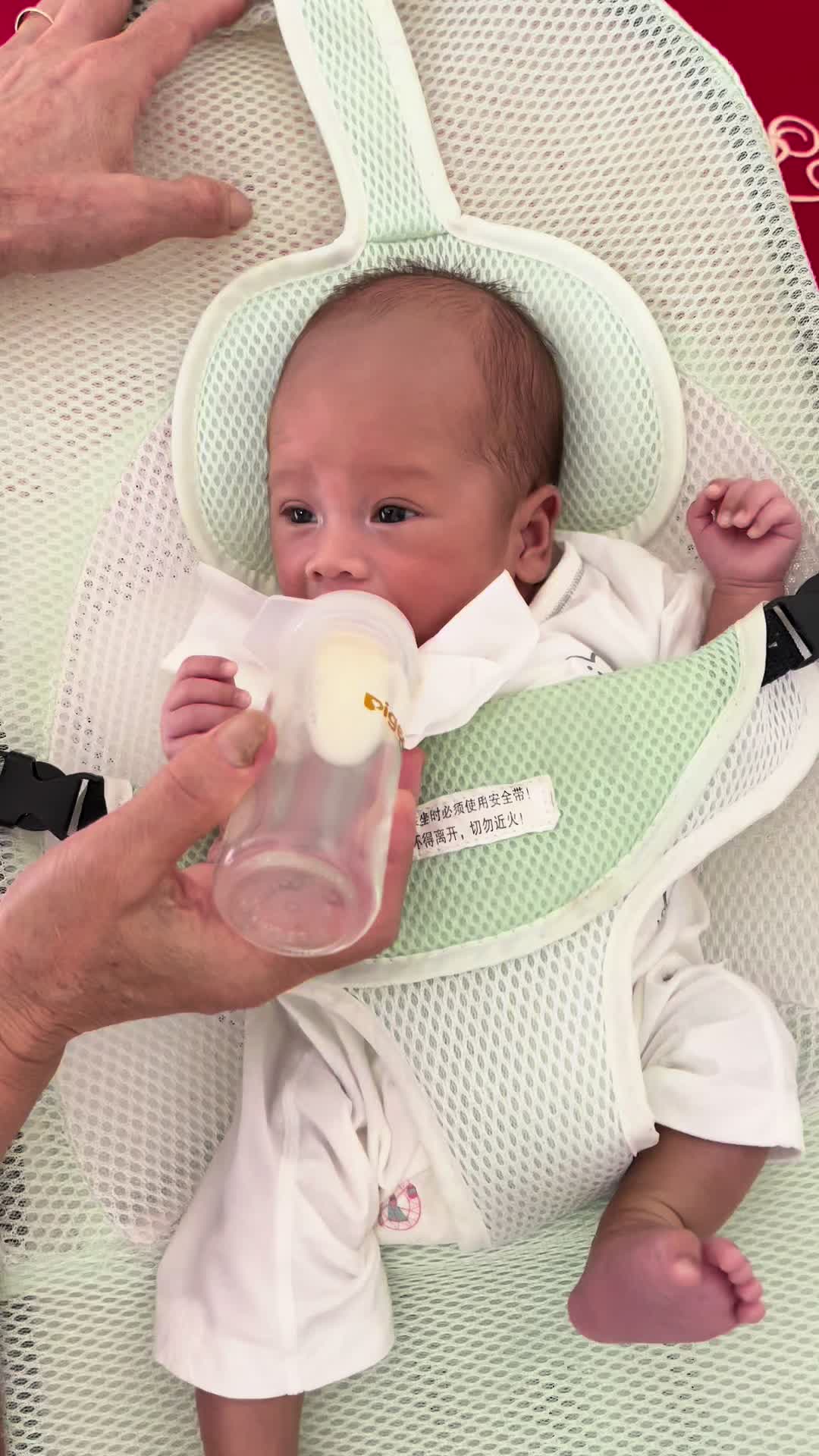 这家伙一出生就自带口粮,奶奶一大早就起来给他打工了,一年3600育儿...