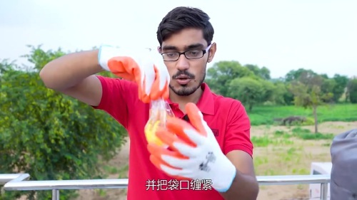 泡沫板与汽油的较量,年轻人的大胆实验引发奇妙反转!