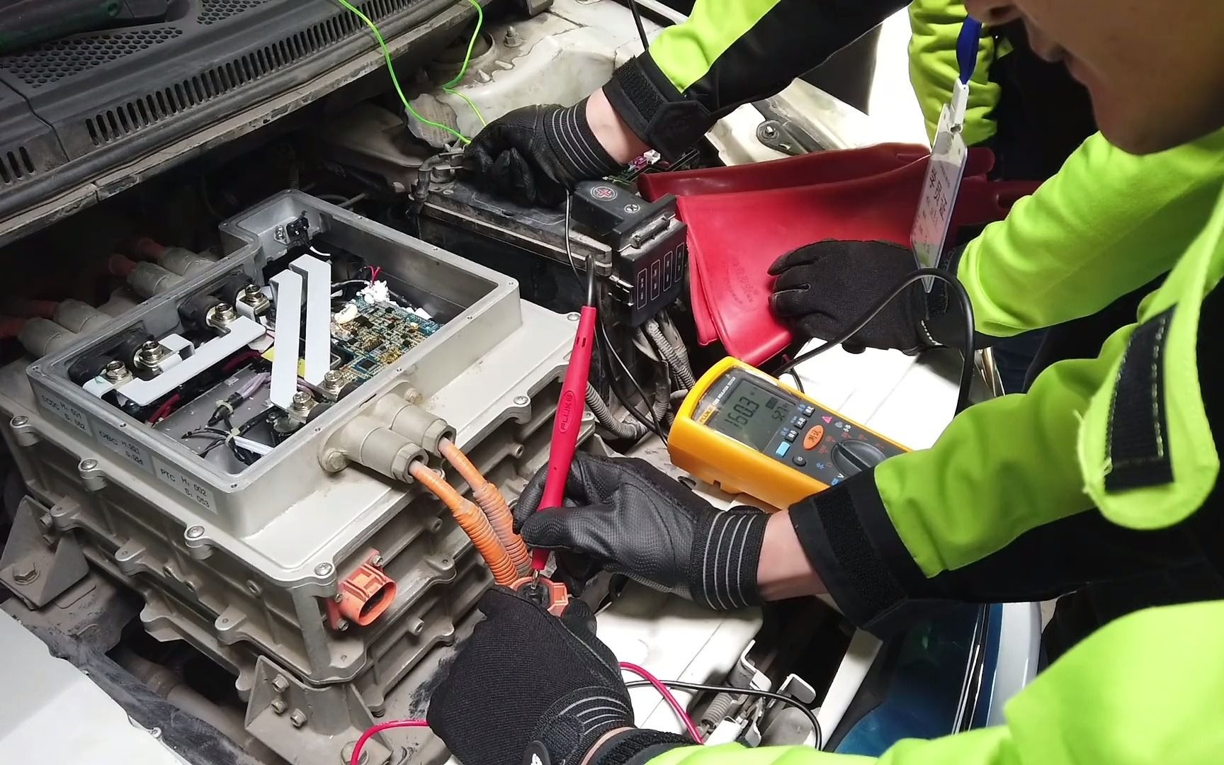 新能源汽车高压配电盒PDU如何测量整车绝缘?—电动汽车维修培训