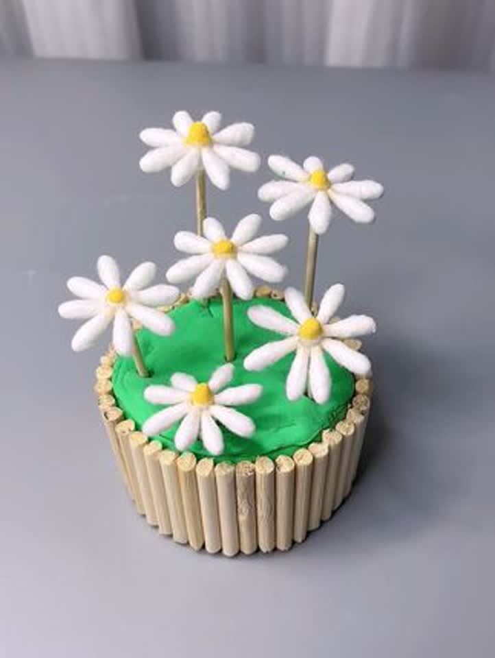 ...用棉签制作一盆漂亮的小花朵吧,快跟孩子一起试试#幼儿园手工 #...