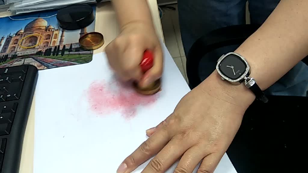 去除公章合同章里面的脏泥,在橡皮筋上使劲搓,一会儿就干干净净