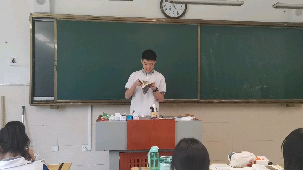 《福尔摩斯探案集》英国作家阿瑟·柯南·道尔创作的长篇推理小说