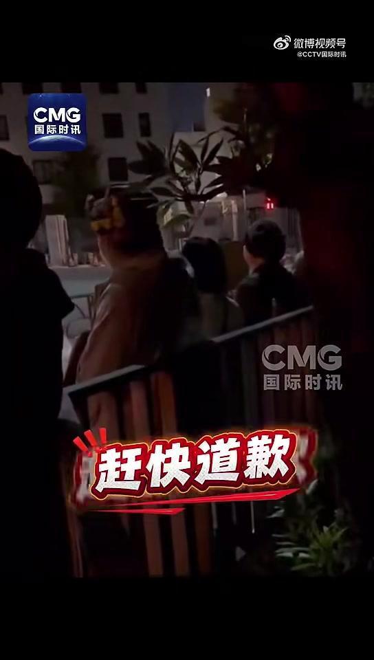 #日本民众抗议高市早苗错误言行11月15日晚,上百名日本民众自发在...