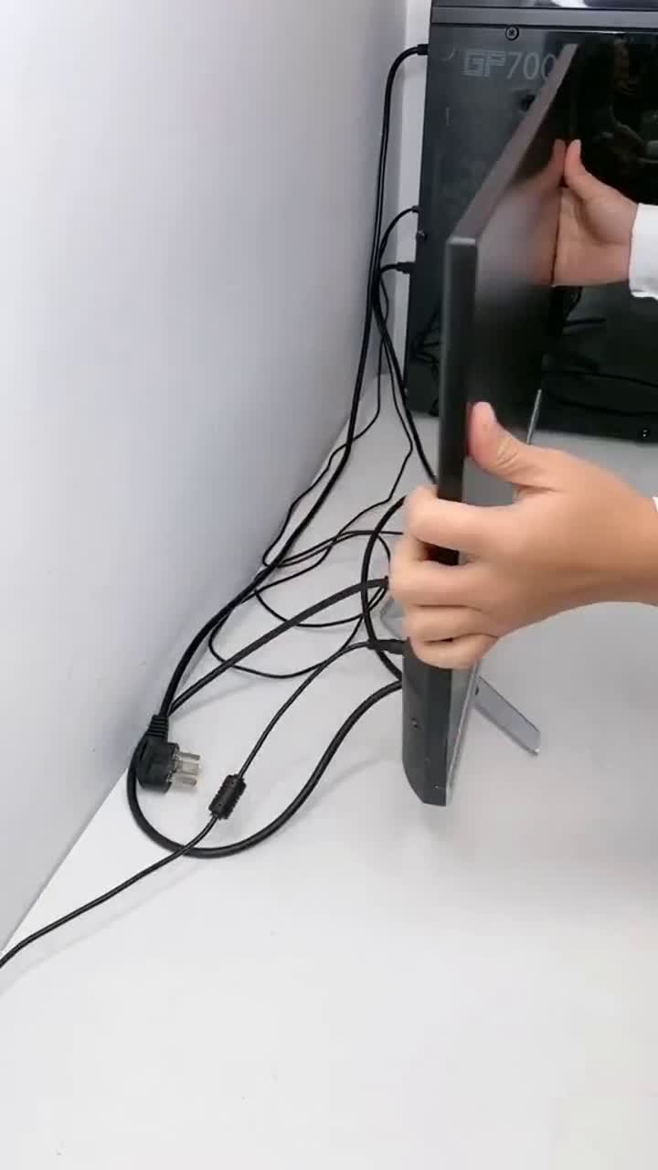 .连电脑后面的线乱糟糟的都不行于是找来桌面固线器桌面马上整洁美观