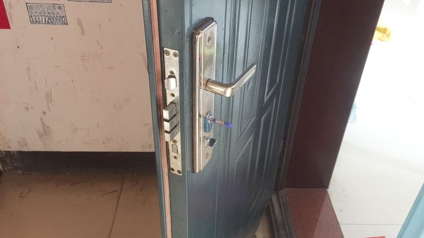 开锁师傅告诉我 这样锁门只有从外面把门砸烂 高科技小偷也无奈!