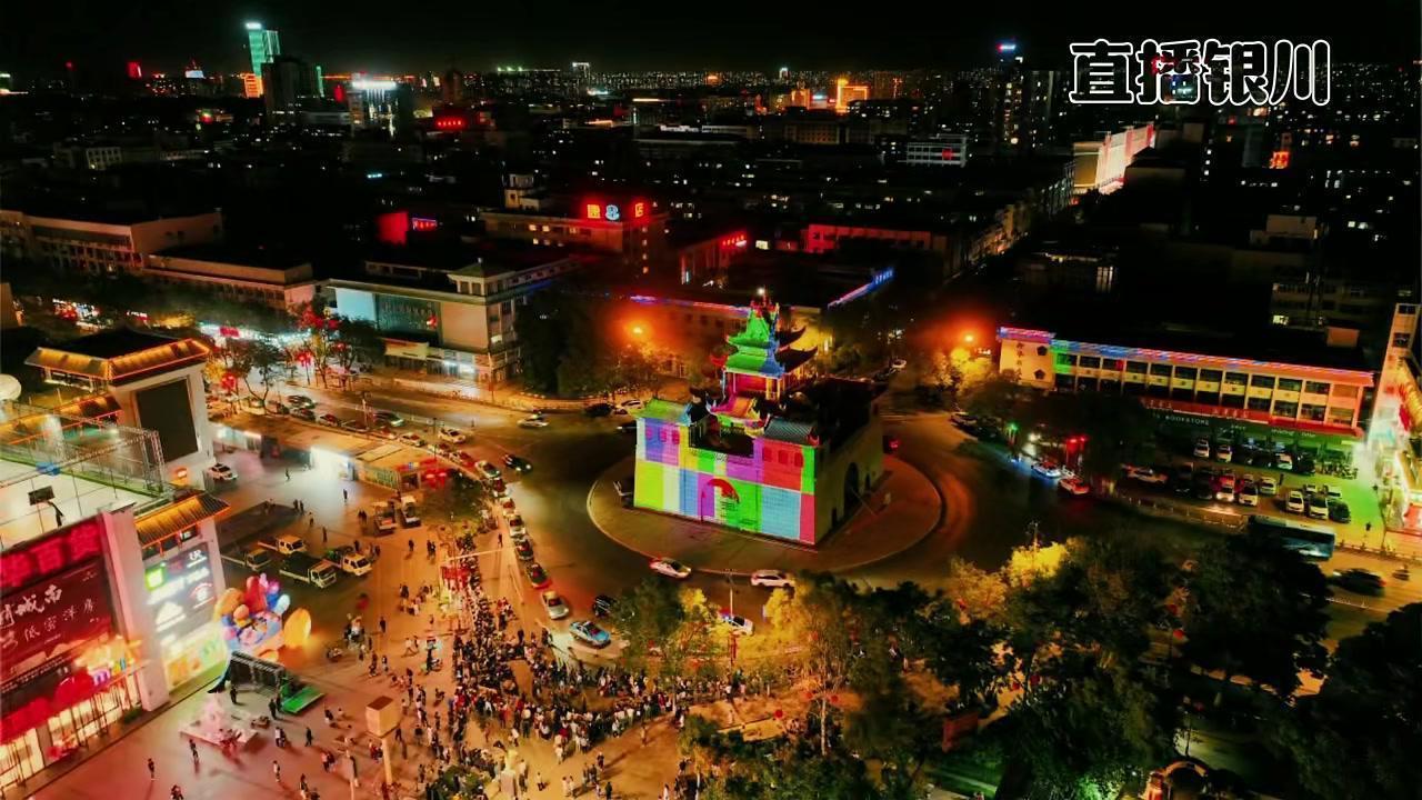 9月25日晚,随着正在调试中的鼓楼3D立体投影的变幻,璀璨的灯光闪耀,...