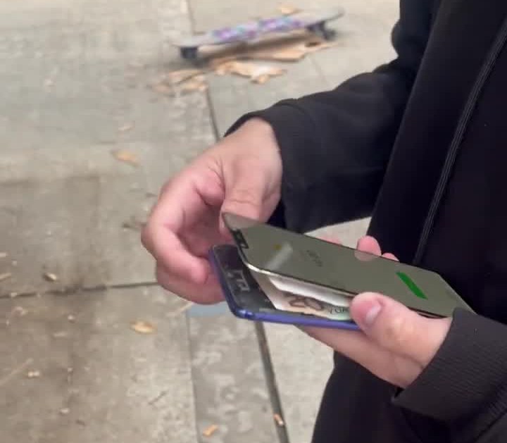 小姐姐找男生微信套现,下一秒打开手机盖拿出现金:真手机支付