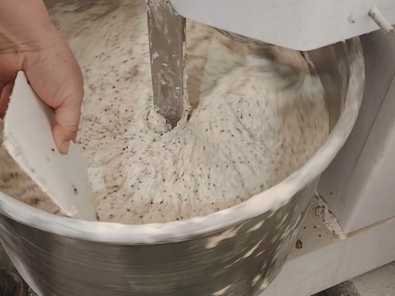 河北两口真聪明,开个食品厂做青稞饼,机器自动化生产,省时省力省人工...