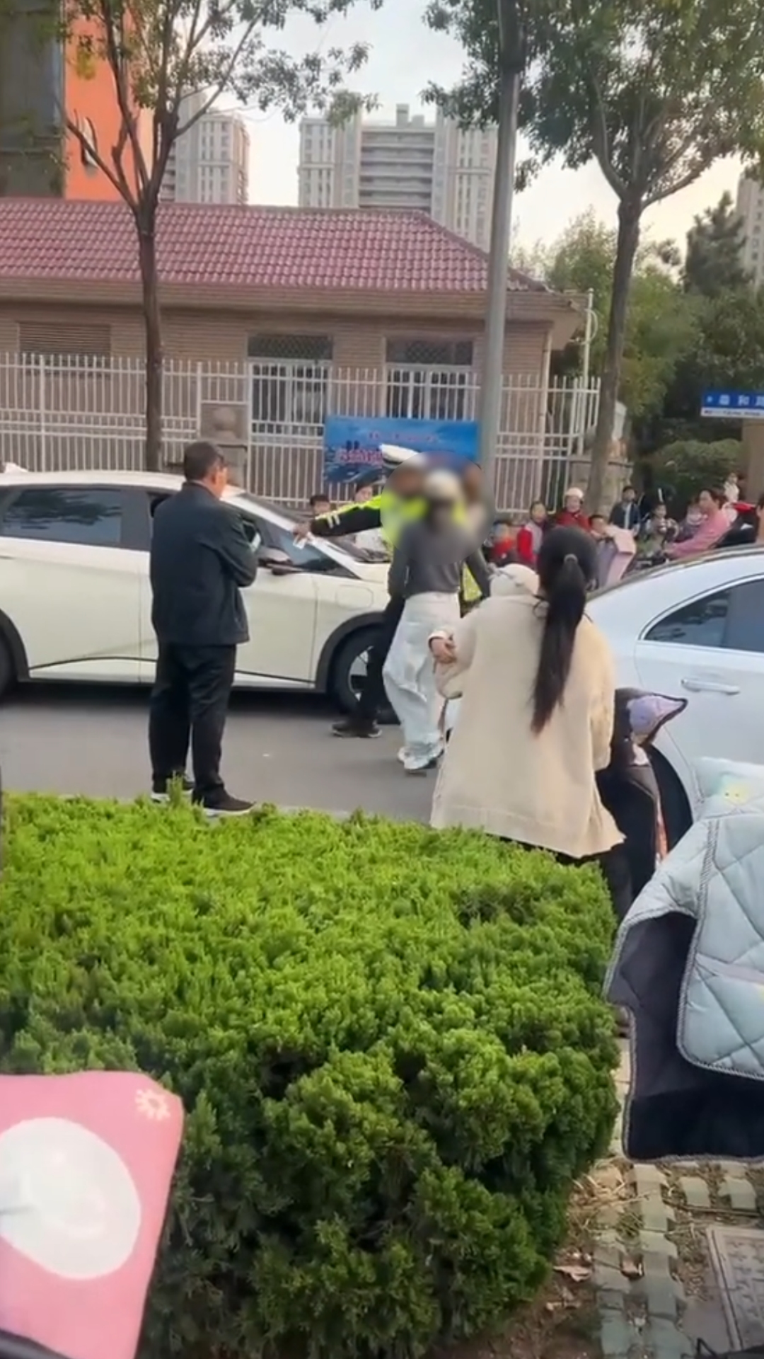 女子为接娃放学将车停路中间致拥堵,交警霸气执法:别只考虑自己