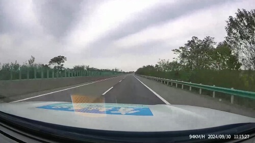 高速公路事故现场行车记录仪视频:危险坑洼、爆胎风险及潜在安全...