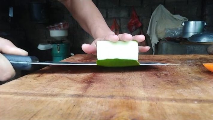 黄瓜去皮你还在用削皮刀?今天教你一招,去皮真的太简单了!