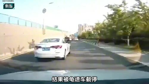 路怒症爆发有多可怕?这些惊险瞬间让你不敢再开车!