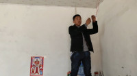 农村媳妇让老公帮娘家换灯管,老公花了多少钱?媳妇要给他报销