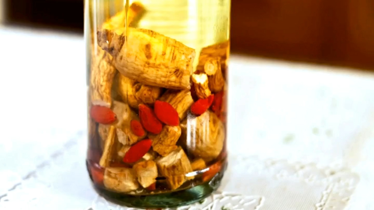 强身药酒险变“夺命酒”!65岁老伯喝“自制药酒”后中毒躺进ICU