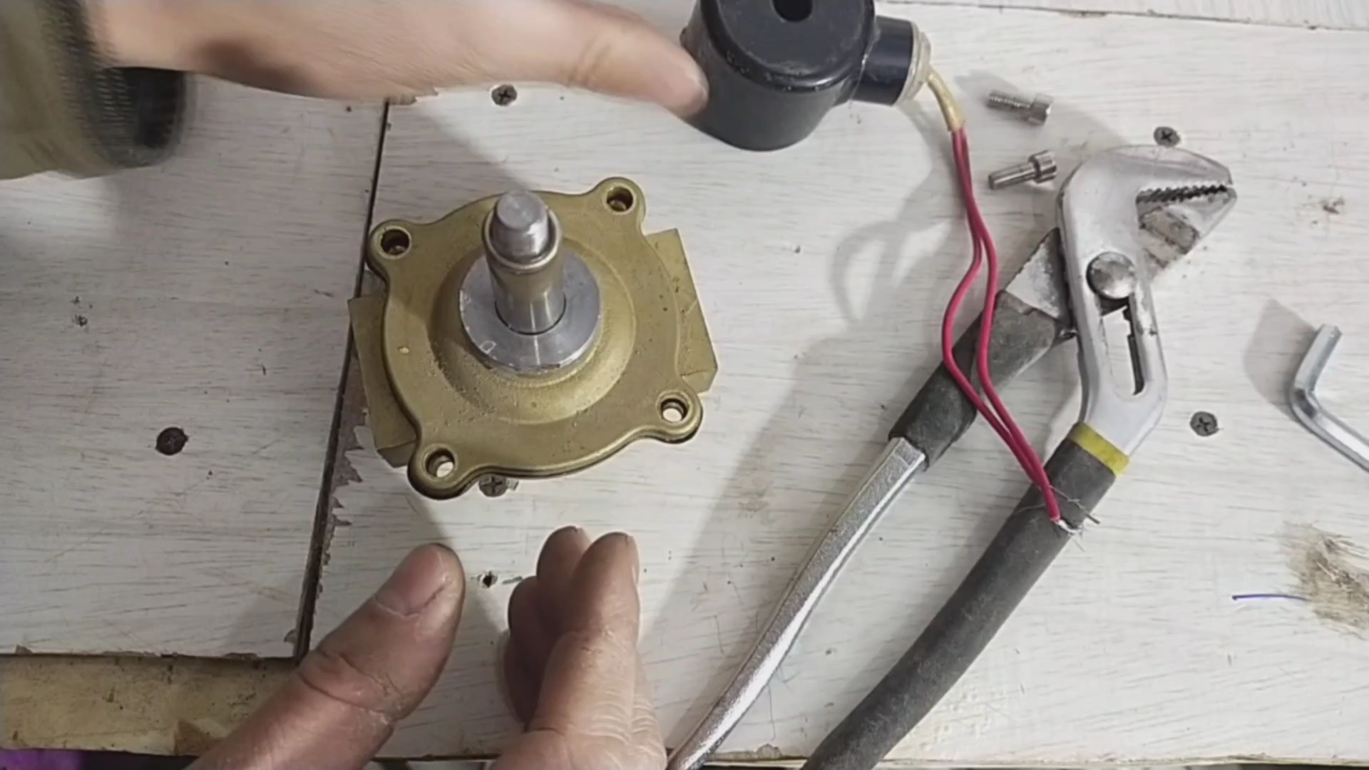 热水工程常用的电磁阀拆解,看看多简单,也很好修