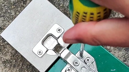 液压缓冲铰链调节功能演示,可以上下左右前后三个方向调节柜门缝隙。