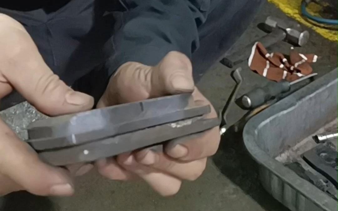 涉及安全就不能马虎,刹车片该换则换。开车多关注刹车,保障自己更是...