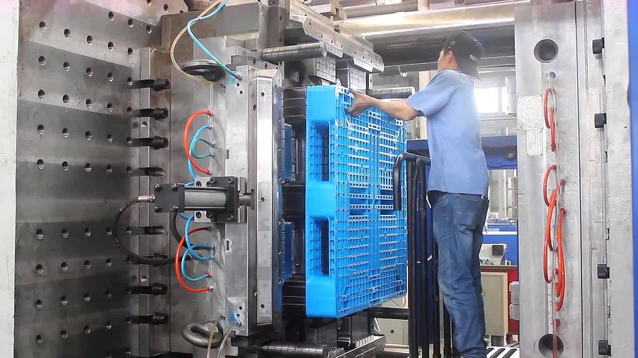 实拍注塑车间生产过程,这么大的模具.