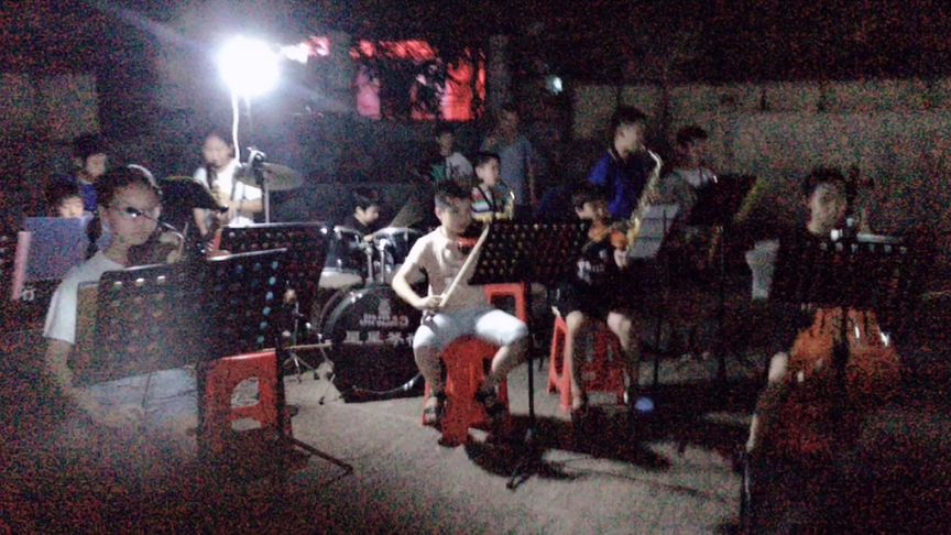 孩子们的努力付出!练习乐器表演节目