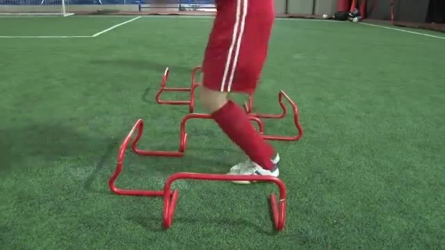 9个足球跨栏训练动作,锻炼反应能力,敏捷能力和身体的机动性