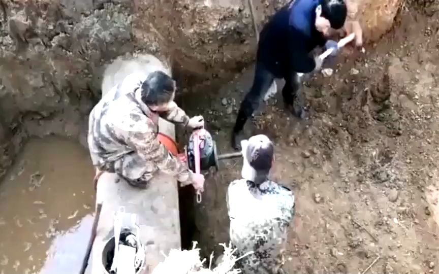 修水管的大叔一锤定音,不停水施工靠的就是技术,大开眼界!