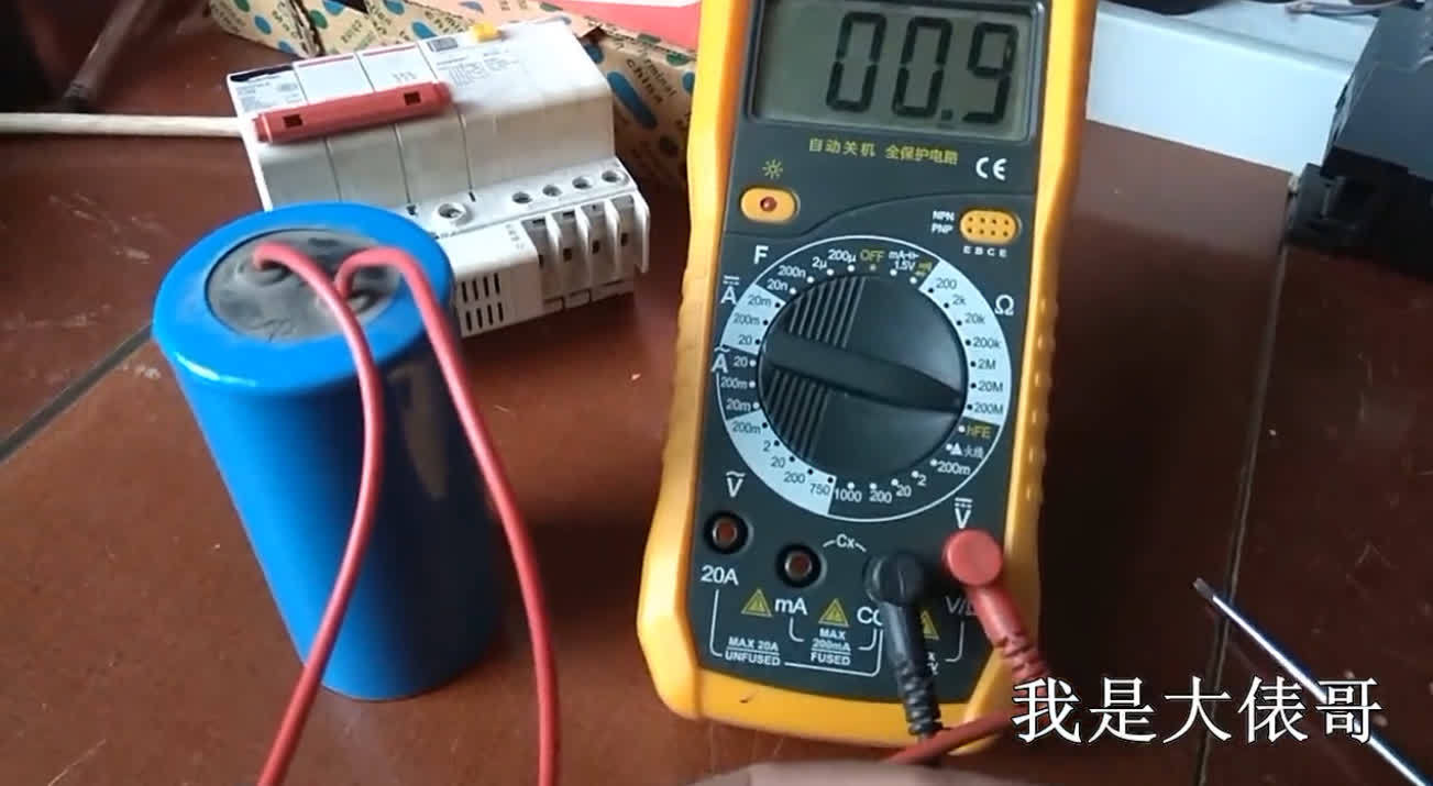 怎么用万用表测电容的容量?测量前常用这2种方法给电容放电