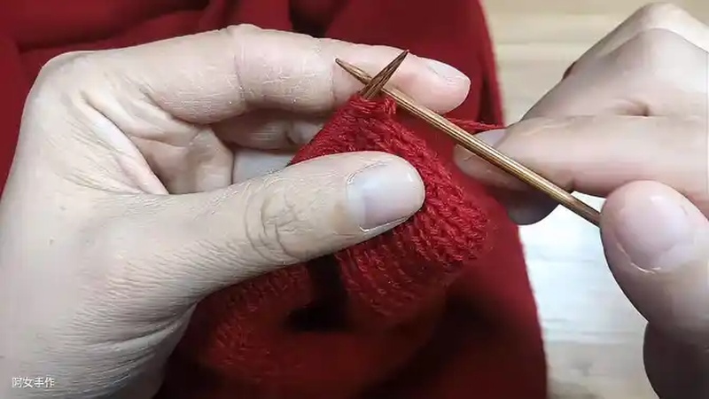 织红色羊绒围巾的第二十五天,大家看一下效果