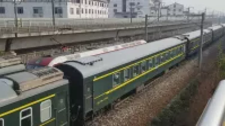 K516次列车(上海-吉林)与K737次列车(洛阳-上海)交汇于苏州观景新村(...