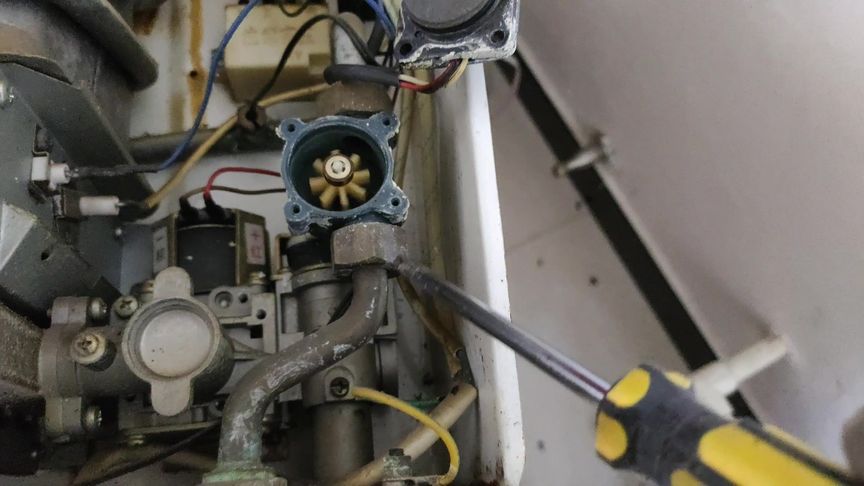 热水器不启动不点火原来是这个小配件坏了,自己动手就可以修好