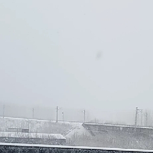 雪落在泥头车上 