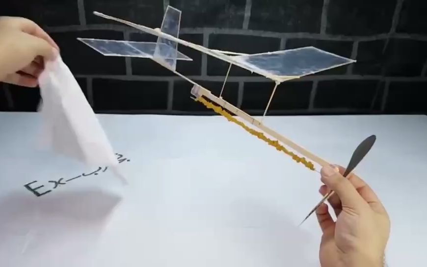 创客DIY|从家里找出几根皮筋,做简易螺旋桨飞机