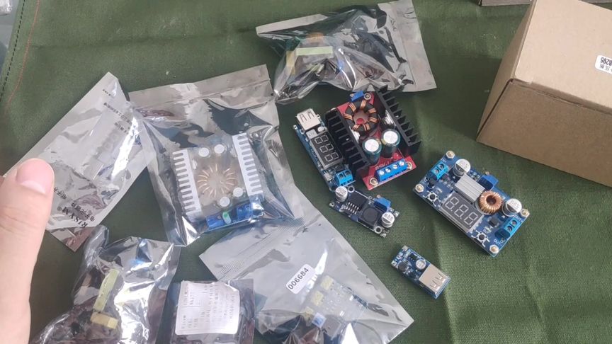 各种各样的升降压模块,电子爱好者们都有一大堆,用途很广泛