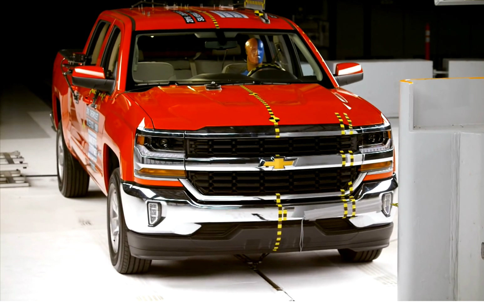 2016款雪佛兰皮卡1500双排 美国高速安全碰撞测试 25%正面偏置...