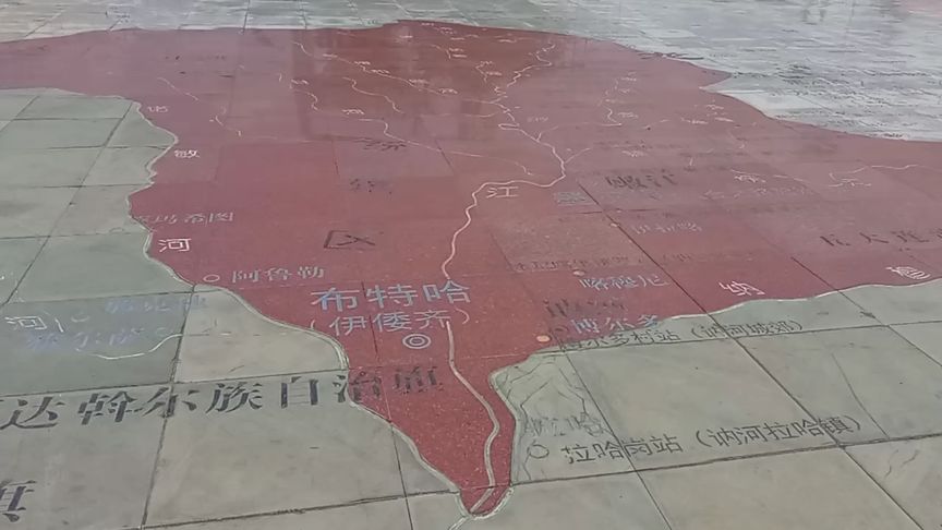朋友您见过:画在地面上的地图吗?