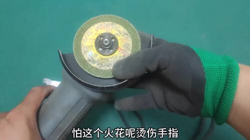 惊悚!角磨机操作戴手套瞬间绞入,血的教训千万别犯!