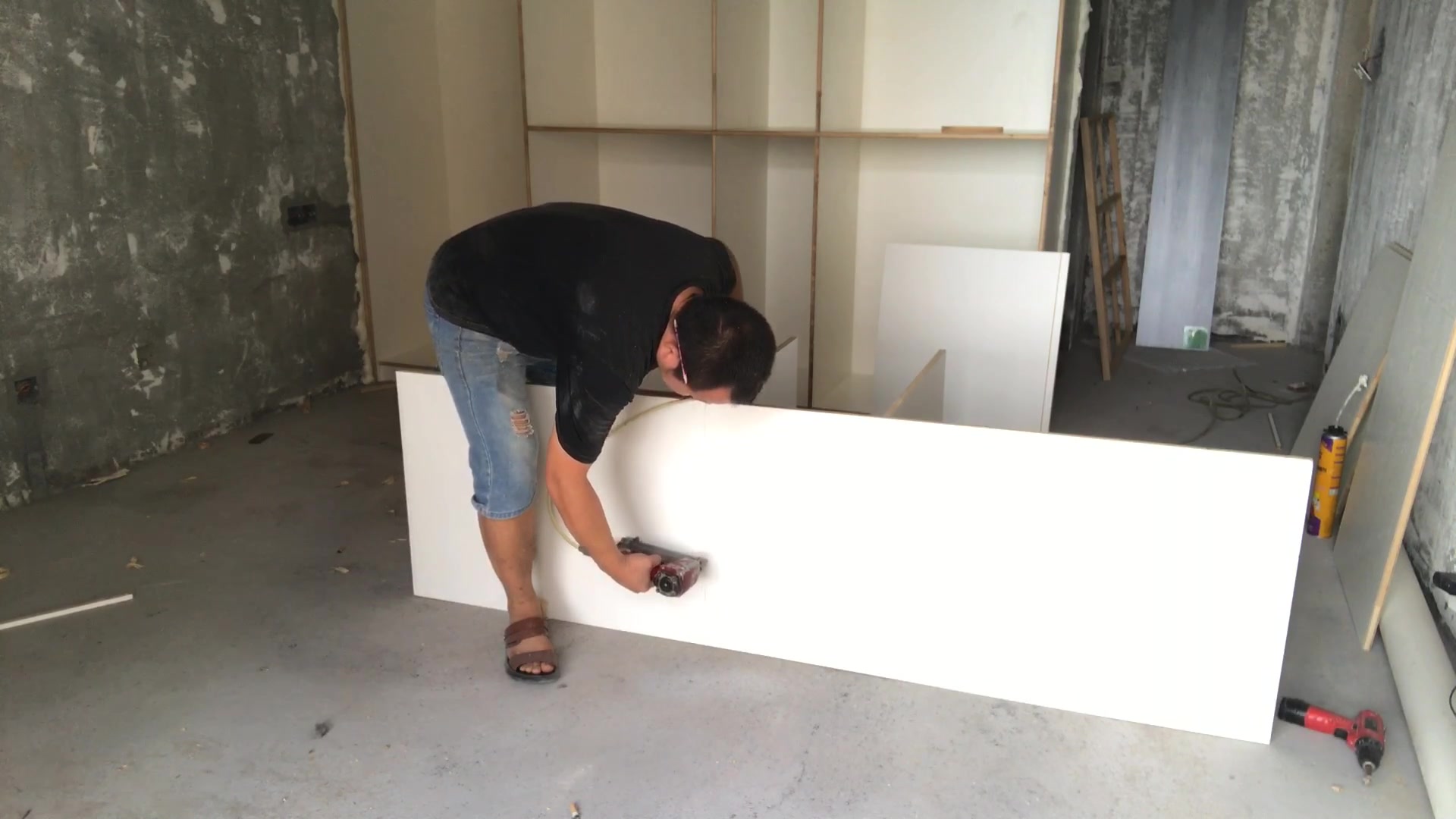 今天给业主做个2米8的大衣柜,免漆板柜体定制平开门,结实又耐用