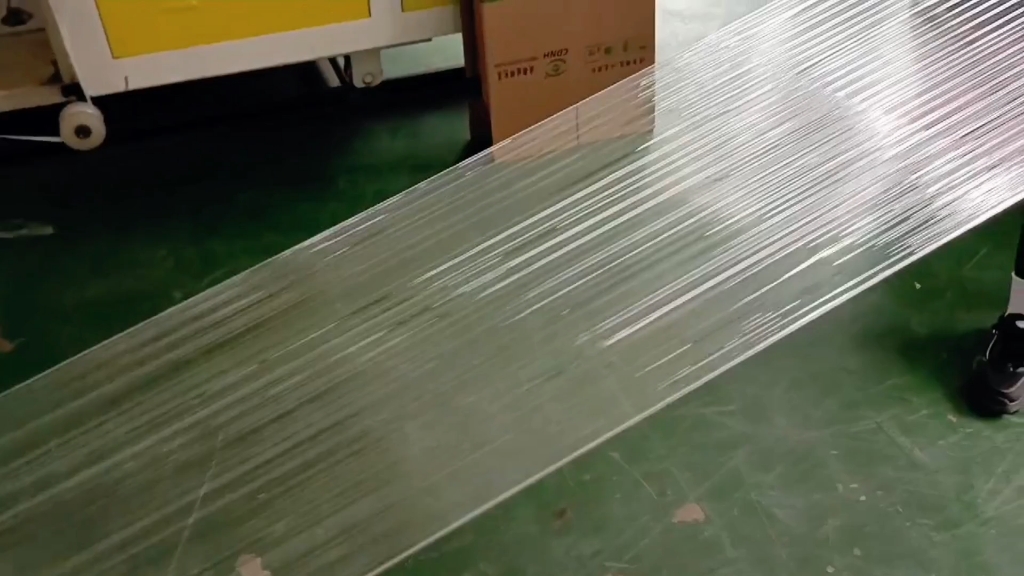 pe拉伸缠绕膜厂家现场展示缠绕膜的自粘性、拉伸力以及抗戳性能!