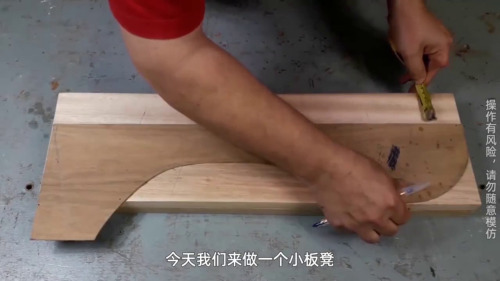 老木工纯手工制作漂亮的大板凳,用起来很方便,简单实用又环保