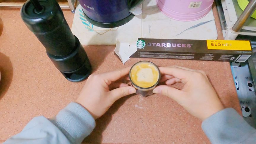 清晨来杯油脂丰富的咖啡,精神充裕,淘了个便携手压手动咖啡瓶玩