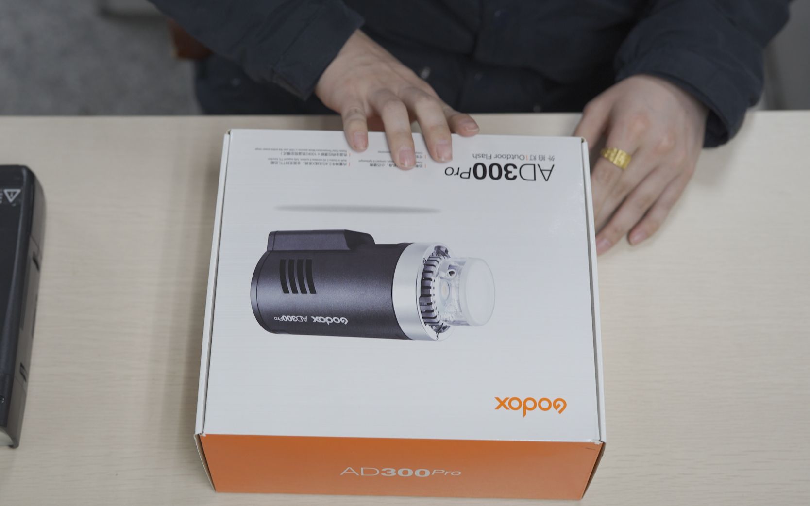 神牛AD300 PRO和AD200对比开箱视频。也算是使用教程吧,想买的...