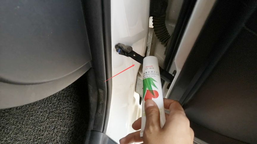 开关车门有咯吱的异响声,老司机教你一招,自己动手1分钟搞定
