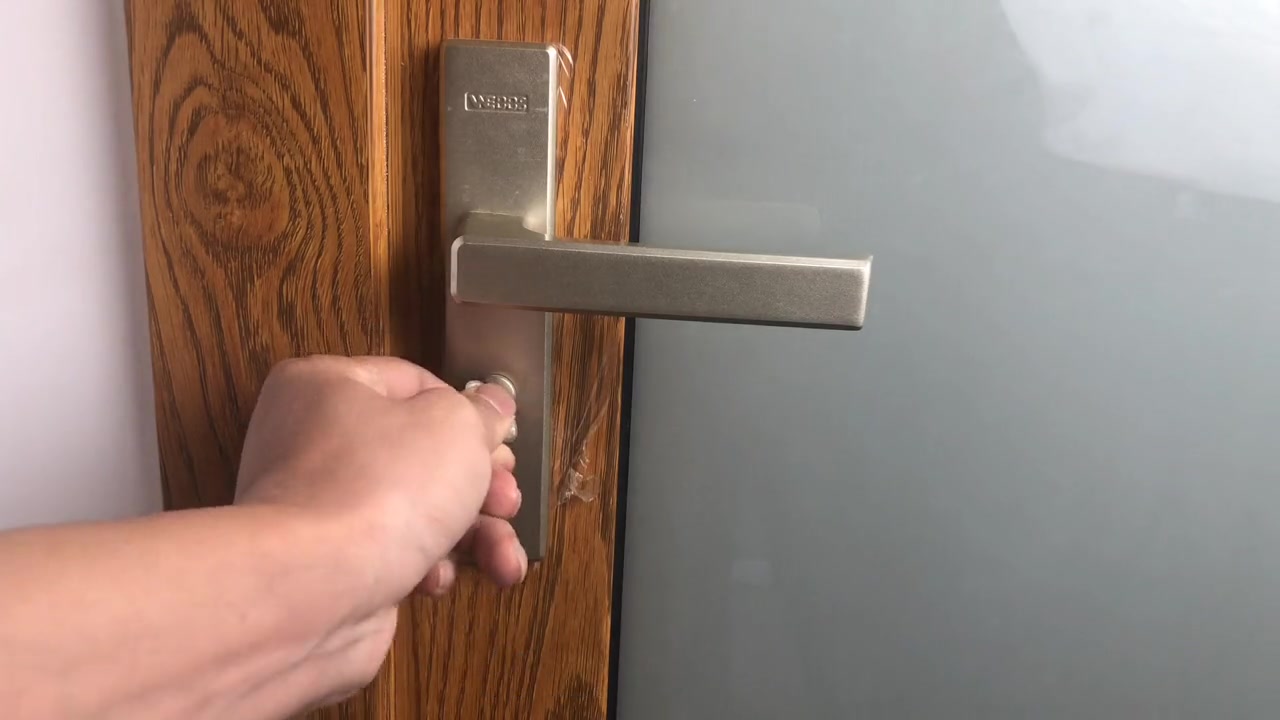 家里门被反锁了打不开？教你一诀窍，轻轻一拧就打开，告知家里人