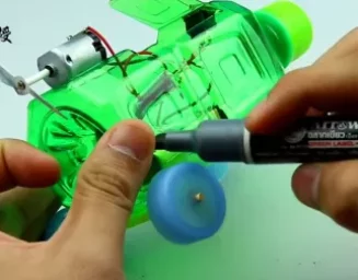 废旧物品手工制作,矿泉水瓶DIY动力汽车