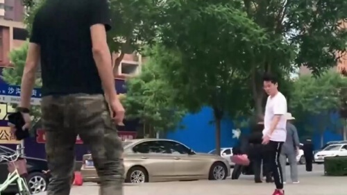 小伙每天都跟朋友在楼下,练习踢毽子,踢的不错哟