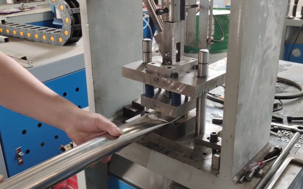 圆管压扁冲孔模具,给大家展示一下什么叫做真正的大力出奇迹