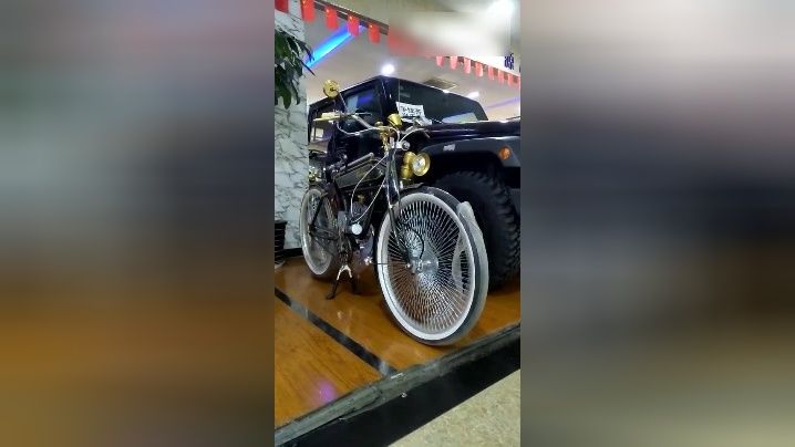 这自行车要价38万,跟旁边的牧马人同一个价格